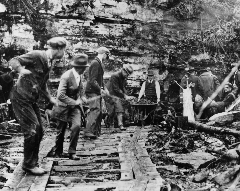 How an explorer stuck in a Kentucky cave for 17 days captured the world ...